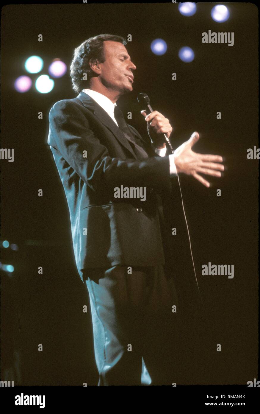 Julio Iglesias De La Cueva, spanische Sängerin, die in 14 Sprachen über ... Julio Iglesias De La Cueva, spanische Sängerin, die in 14 Sprachen über ...