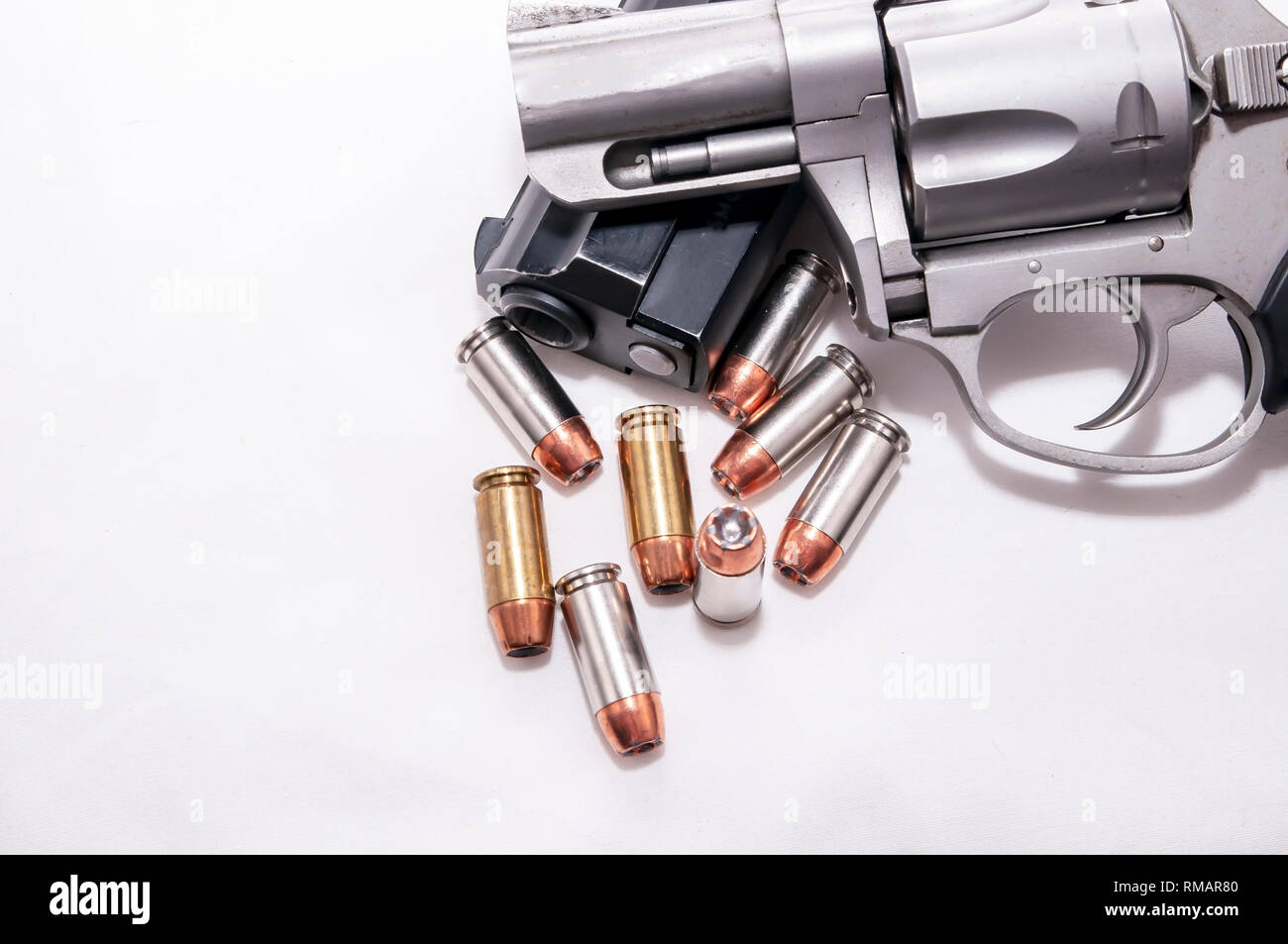 Zwei Pistolen, 40 Kaliber Pistole und einem 357 Magnum Revolver mit 40 ...