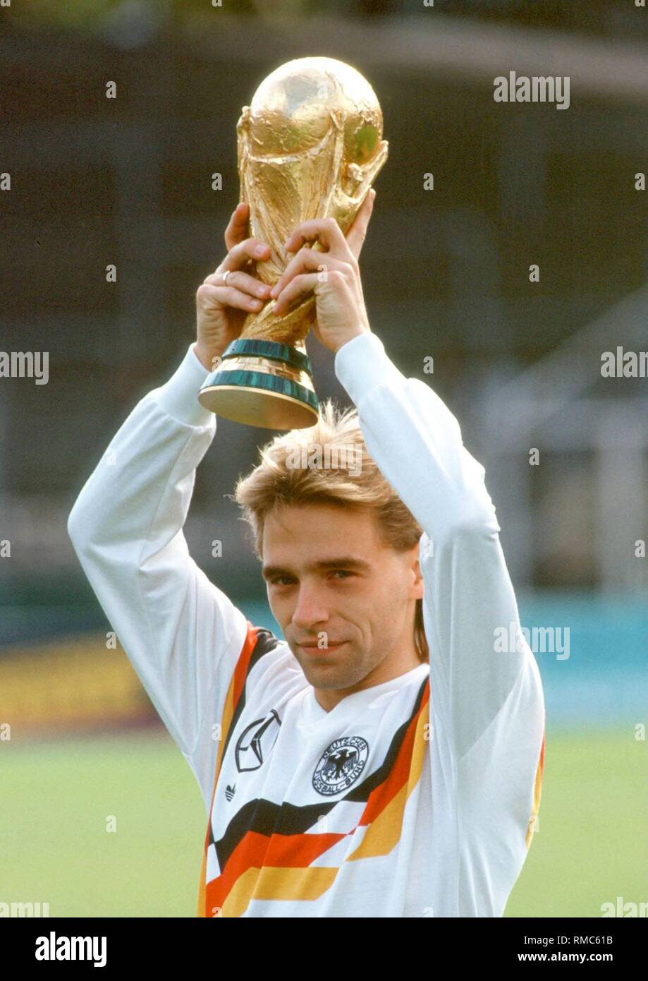 Deutschland gewinnt den World Cup: Thomas Haessler mit der WM-Trophäe ...