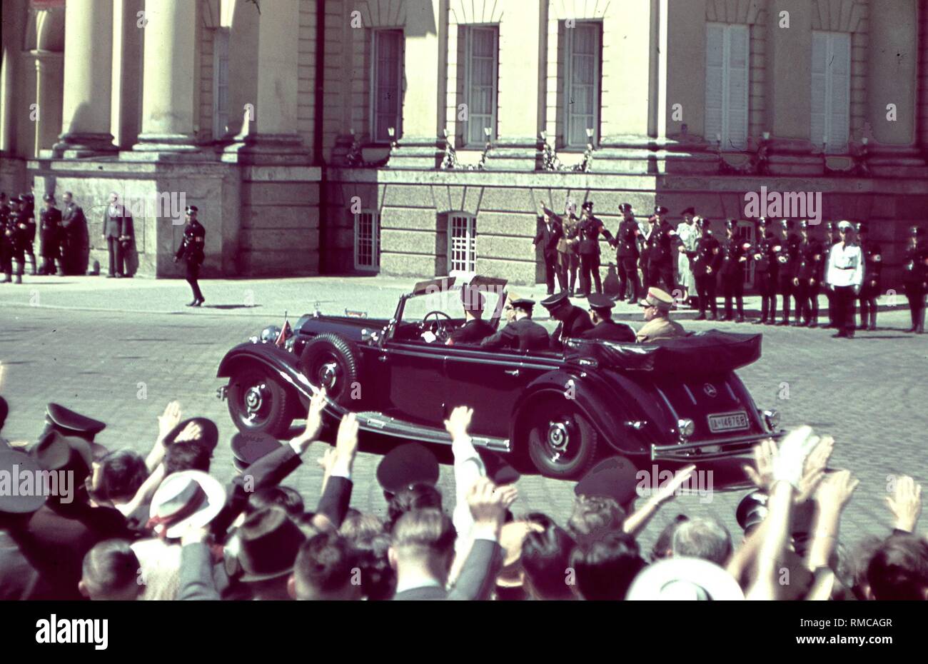 Adolf Hitler im Auto während der Fahrt in München. Das Bild wurde ...
