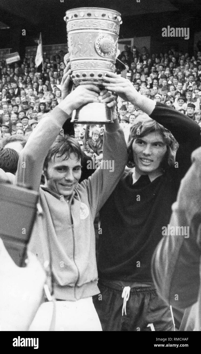 Reinhard Libuda alias Stan Libuda und Torwart Norbert Nigbur halten Sie ...