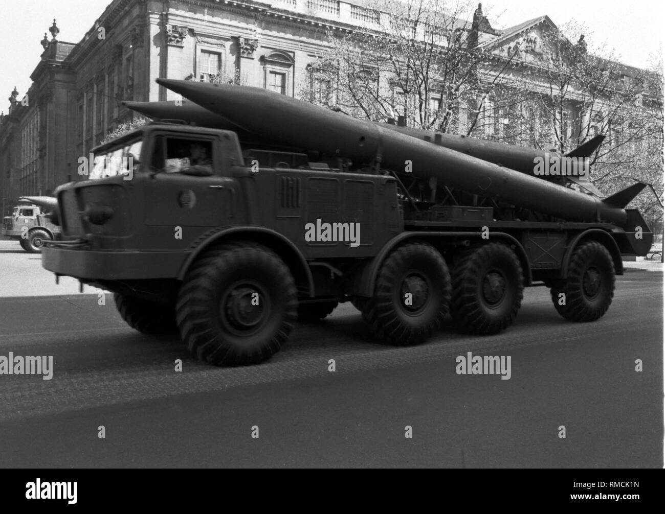 Militärische Parade der DDR-Volksarmee am 1. Mai 1973 mit Raketen ...