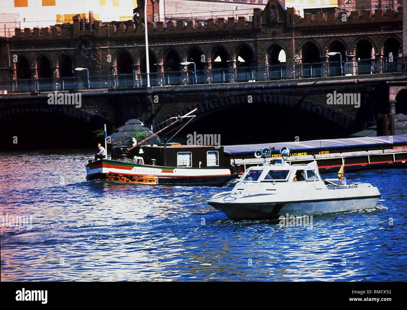 Eine Patrouille Boot und Schiff der DDR an der Spree an der ...