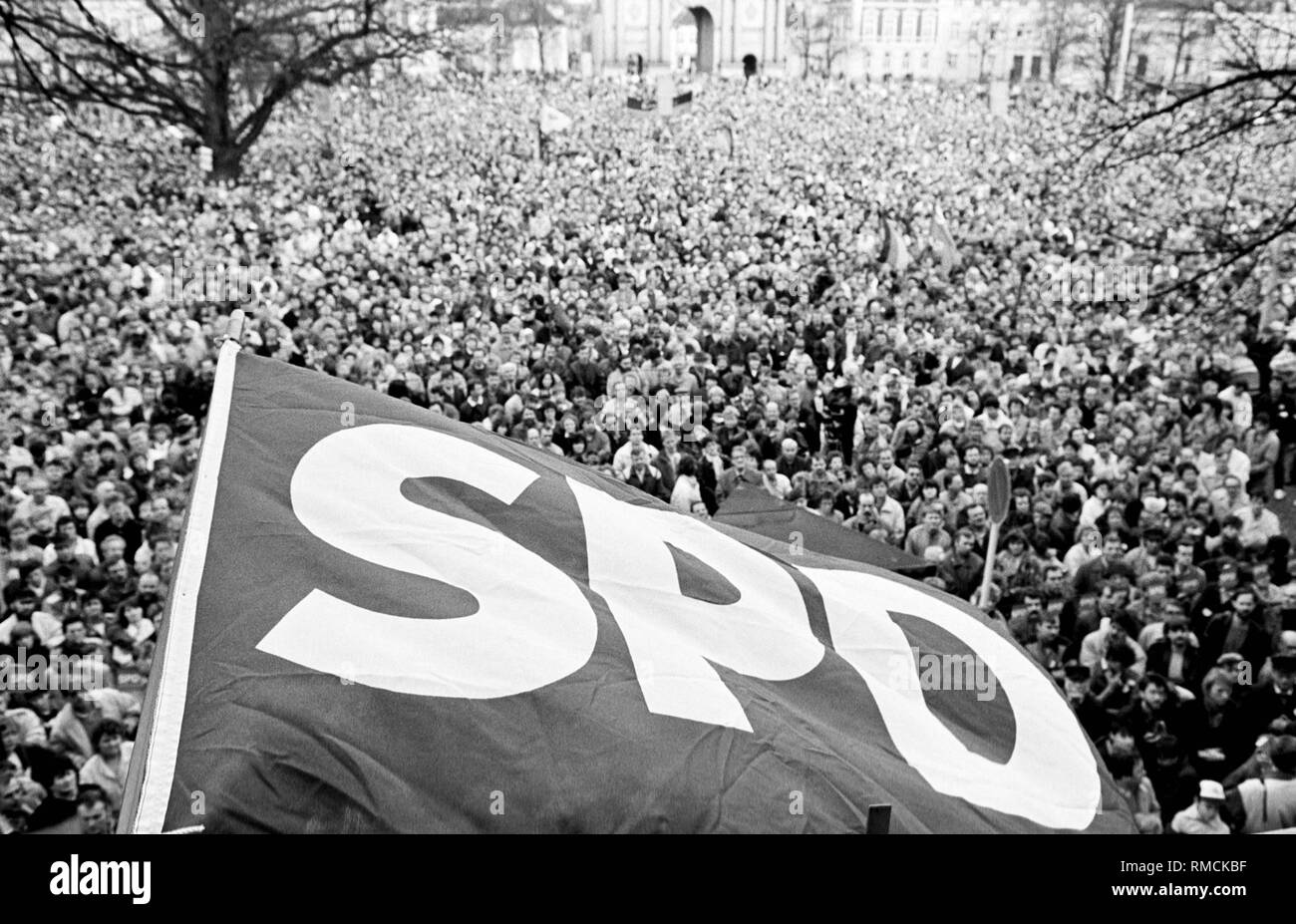 Volkskammerwahl 1990 -Fotos und -Bildmaterial in hoher Auflösung – Alamy