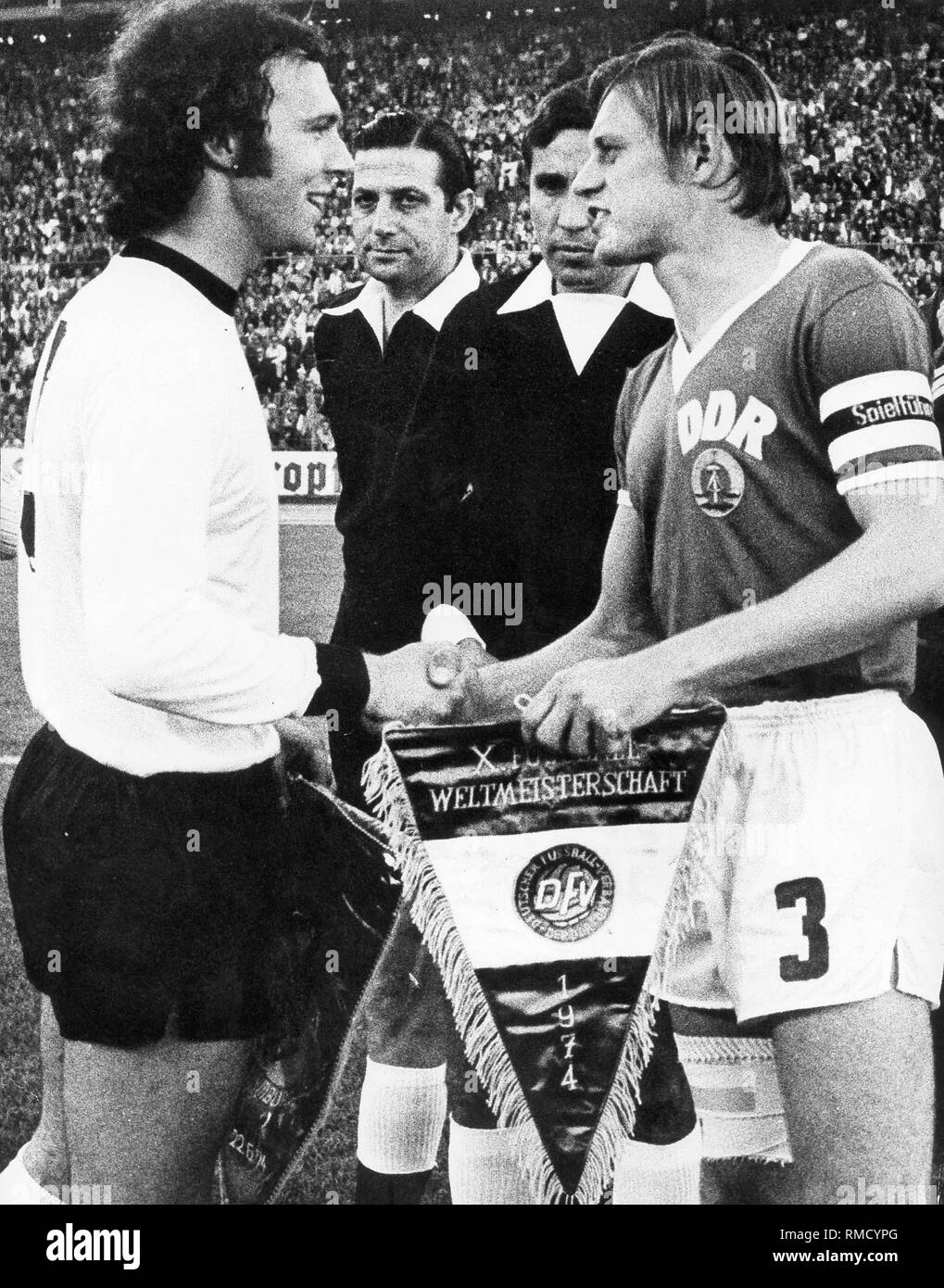 Bernd Bransch (rechts), Kapitän der DDR-Team und Franz Beckenbauer ...