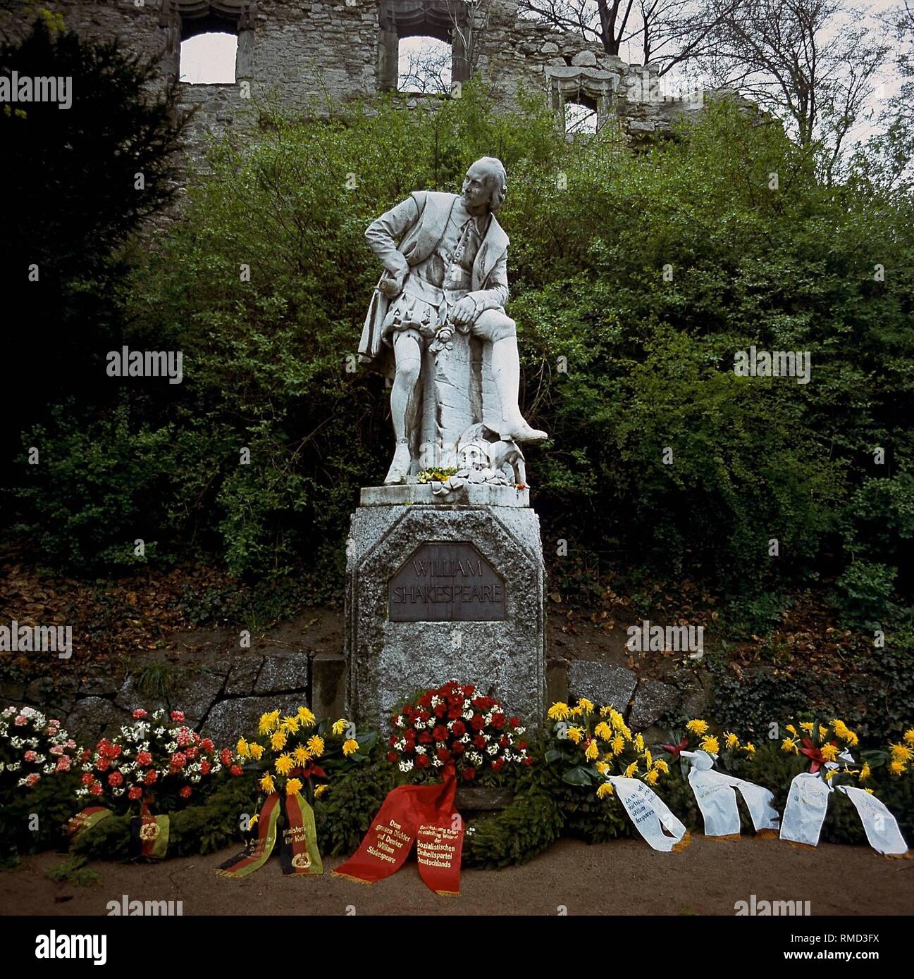 Monumento a william shakespeare -Fotos und -Bildmaterial in hoher ...