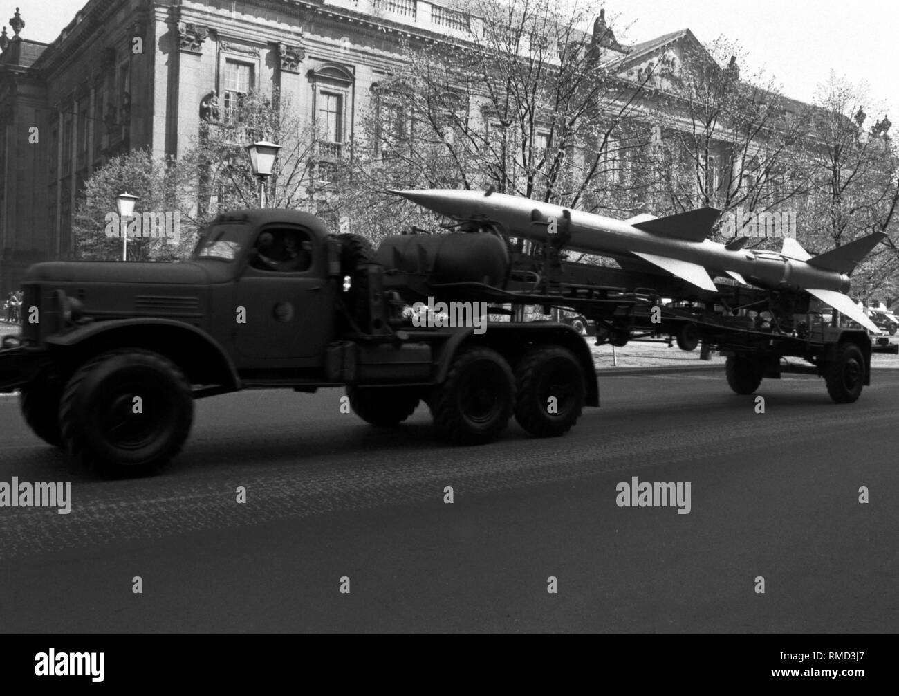 Militärische Parade der DDR-Volksarmee am 1. Mai 1973 mit Raketen ...