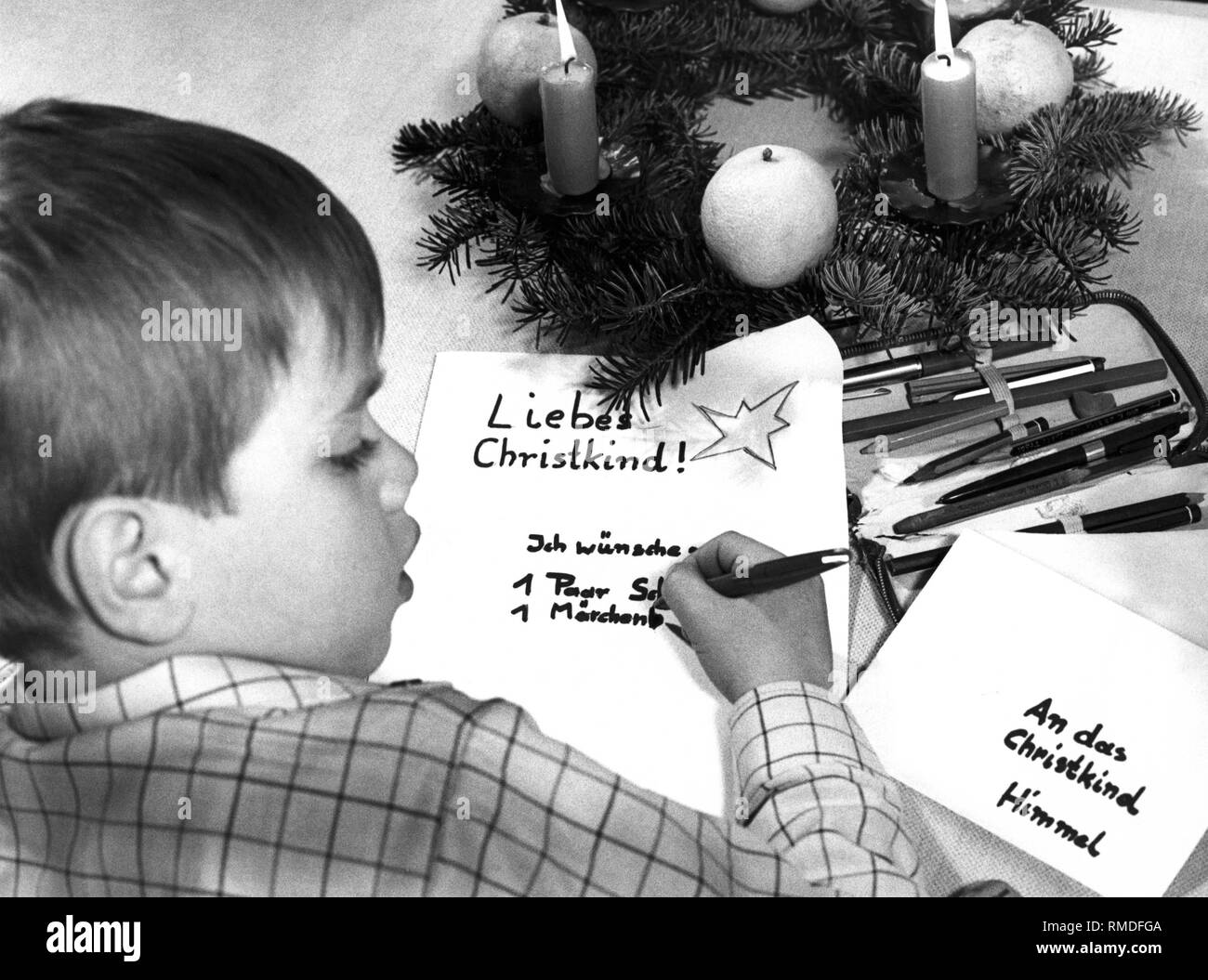 Christkind gifts -Fotos und -Bildmaterial in hoher Auflösung – Alamy