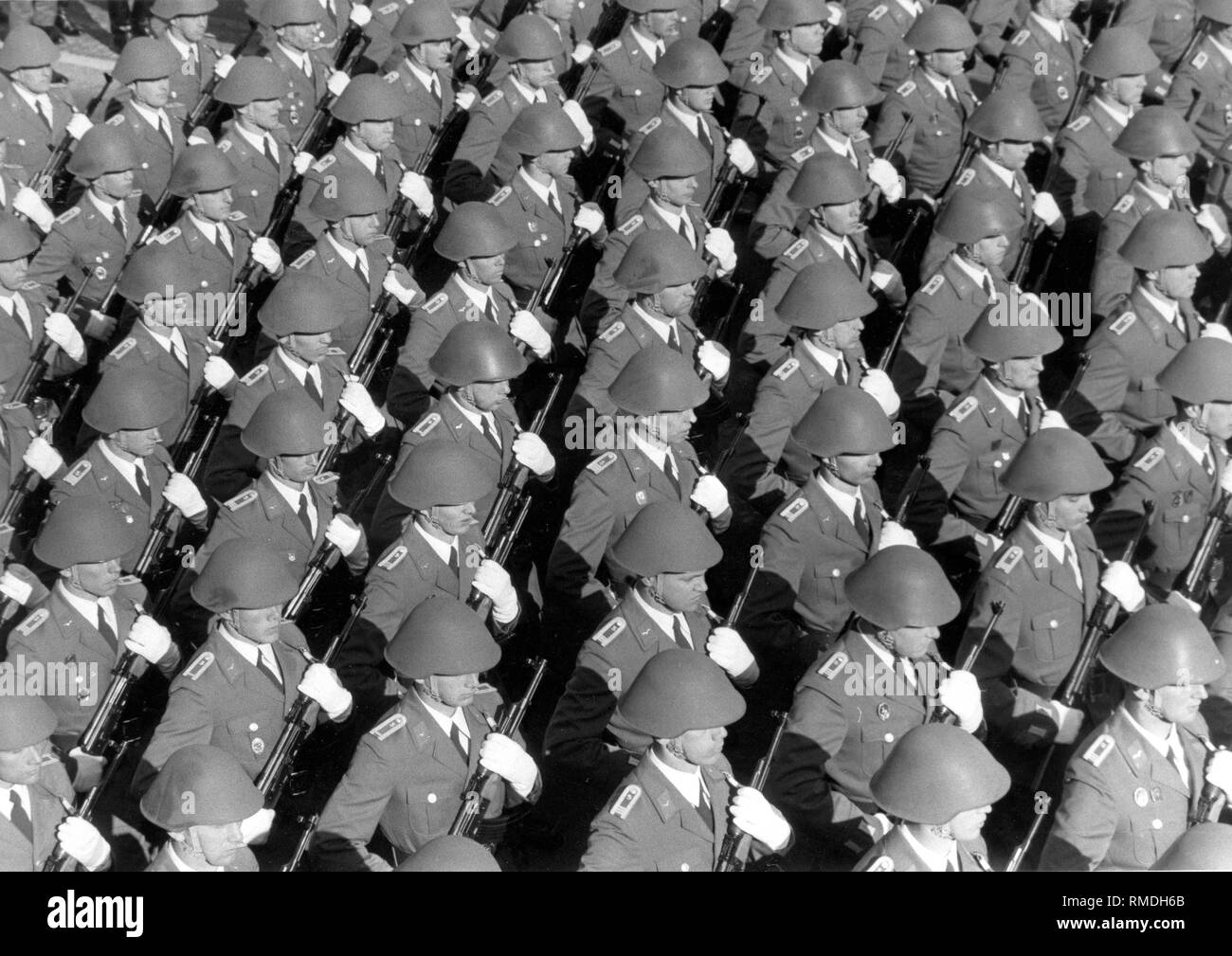 Militärparade zum 30. Jahrestag der DDR in der Karl-Marx-Allee im Osten ...