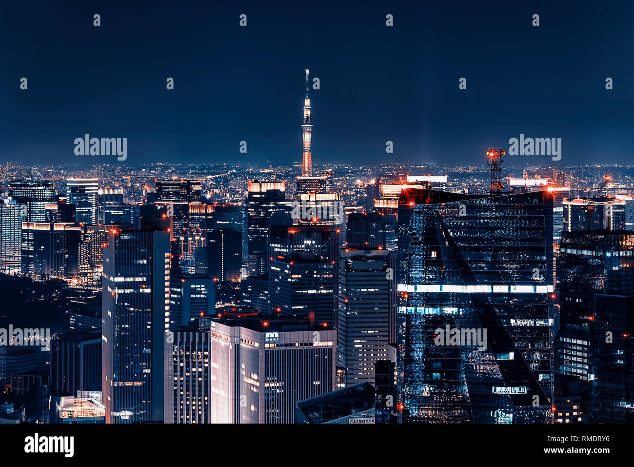 Stadt Tokio bei Nacht beleuchtet mit der berühmten Tokyo Tower Skytree ...