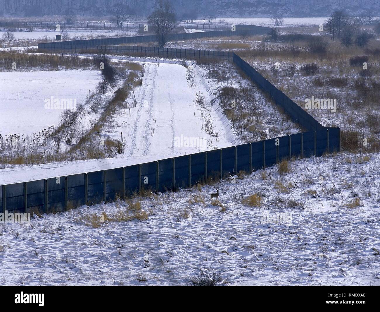 Metall Gitter Zaun an der Grenze zwischen der Bundesrepublik und der ...