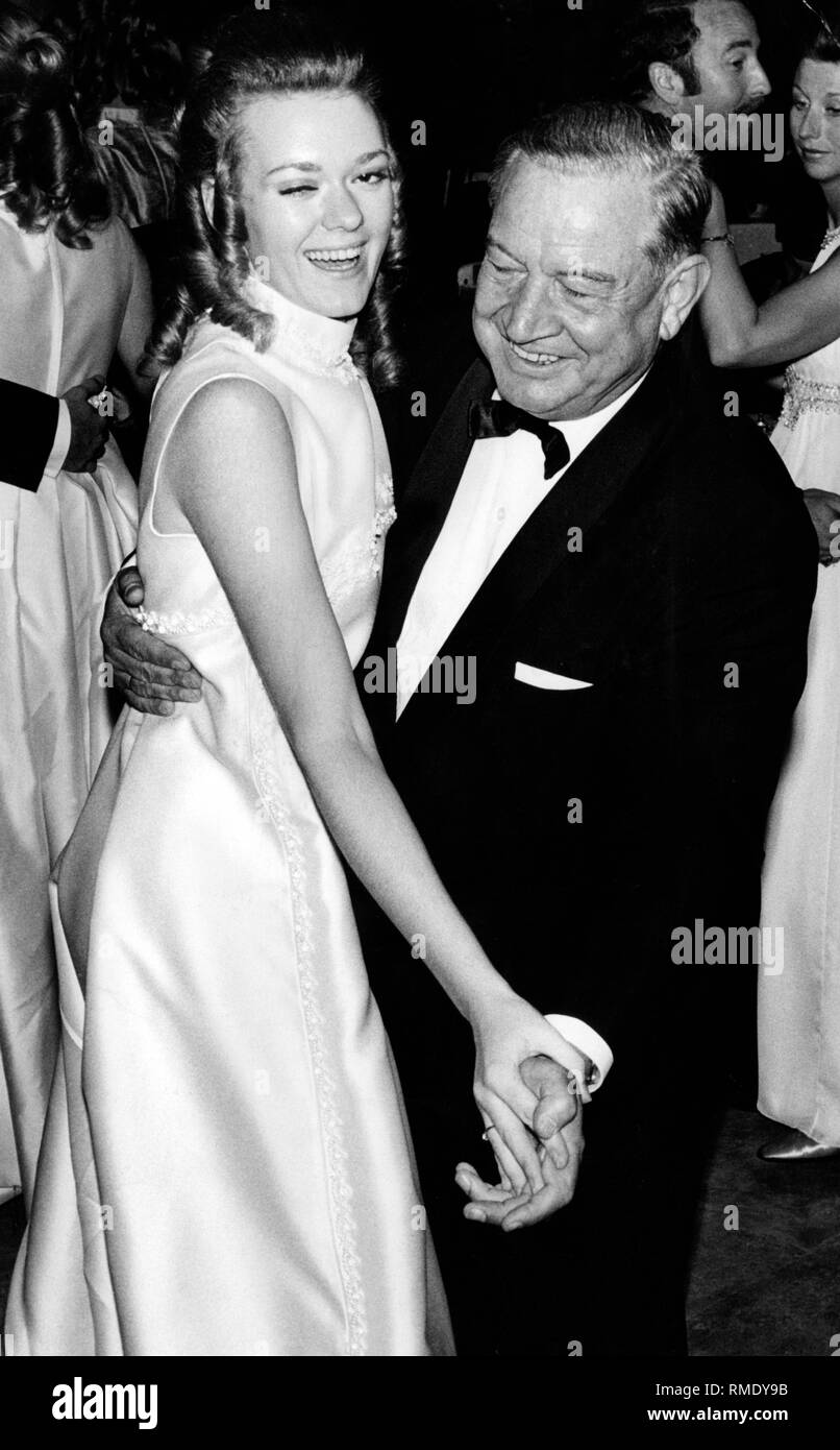 Der bayerische Ministerpräsident Alfons Goppel (r) Tänze mit einer ...