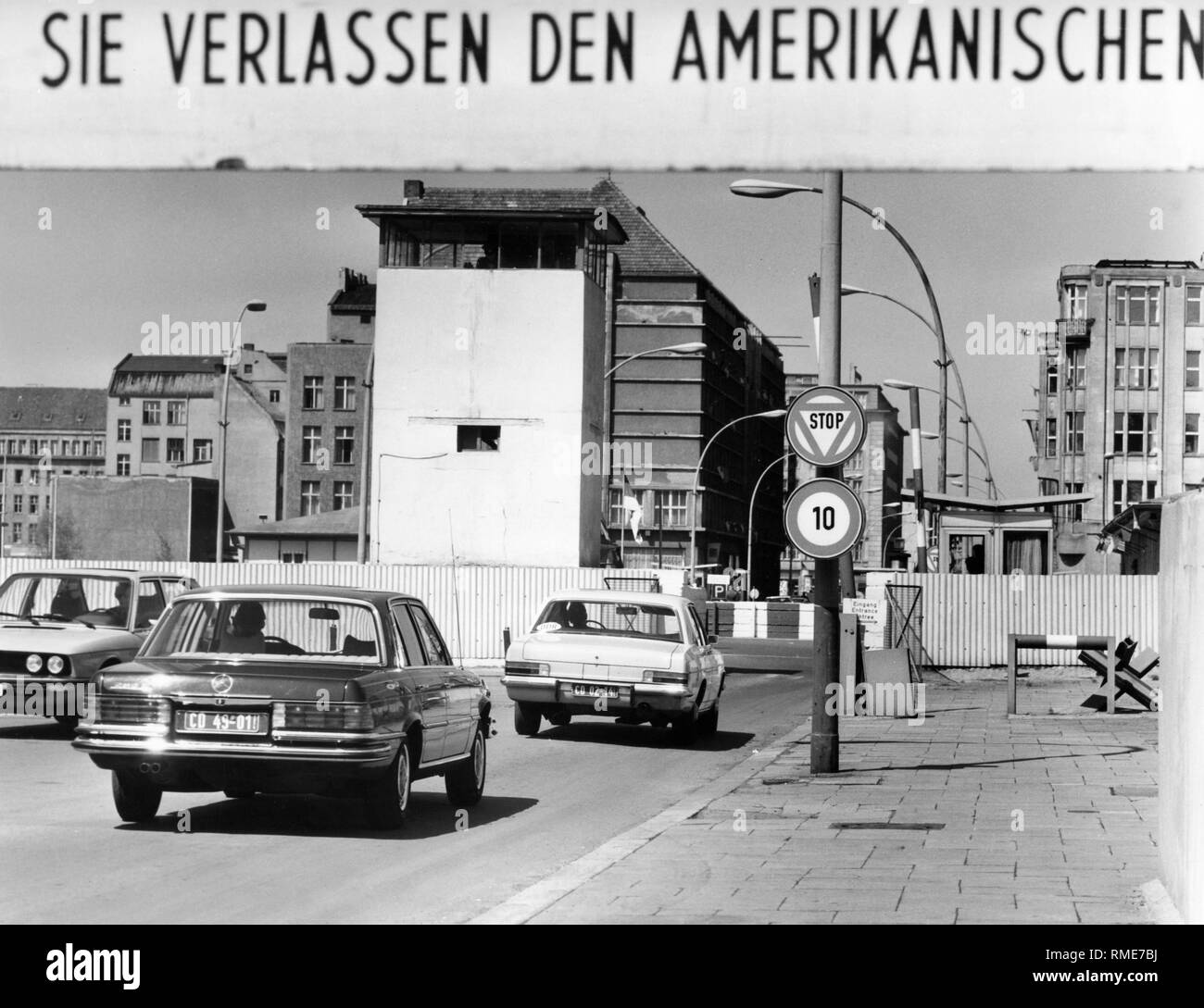 Auto Verkehr am Grenzübergang für Ausländer am Checkpoint Charlie in ...