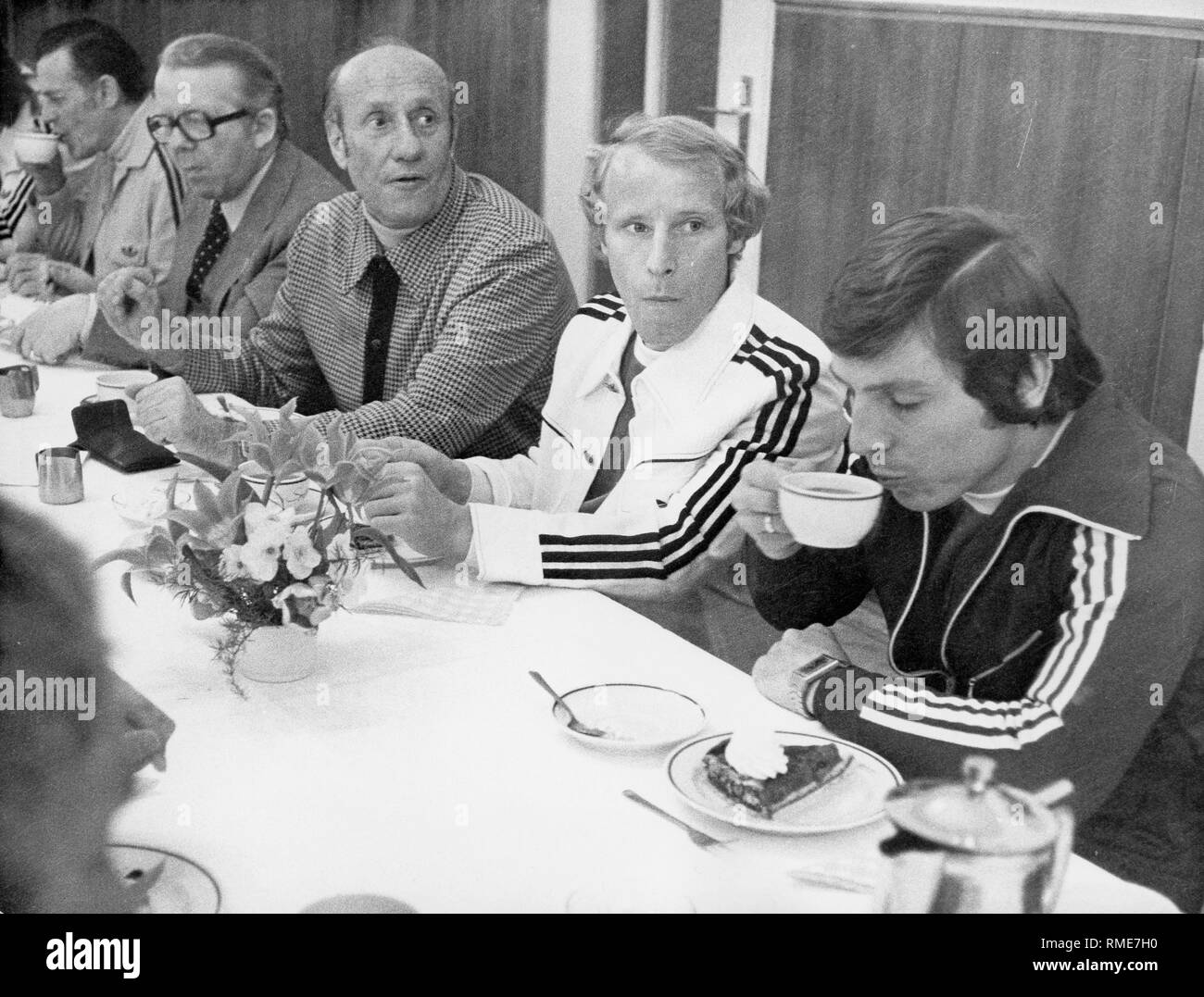 Couchtisch mit der National Football Team in Hennef, in dem Berti Vogts ...