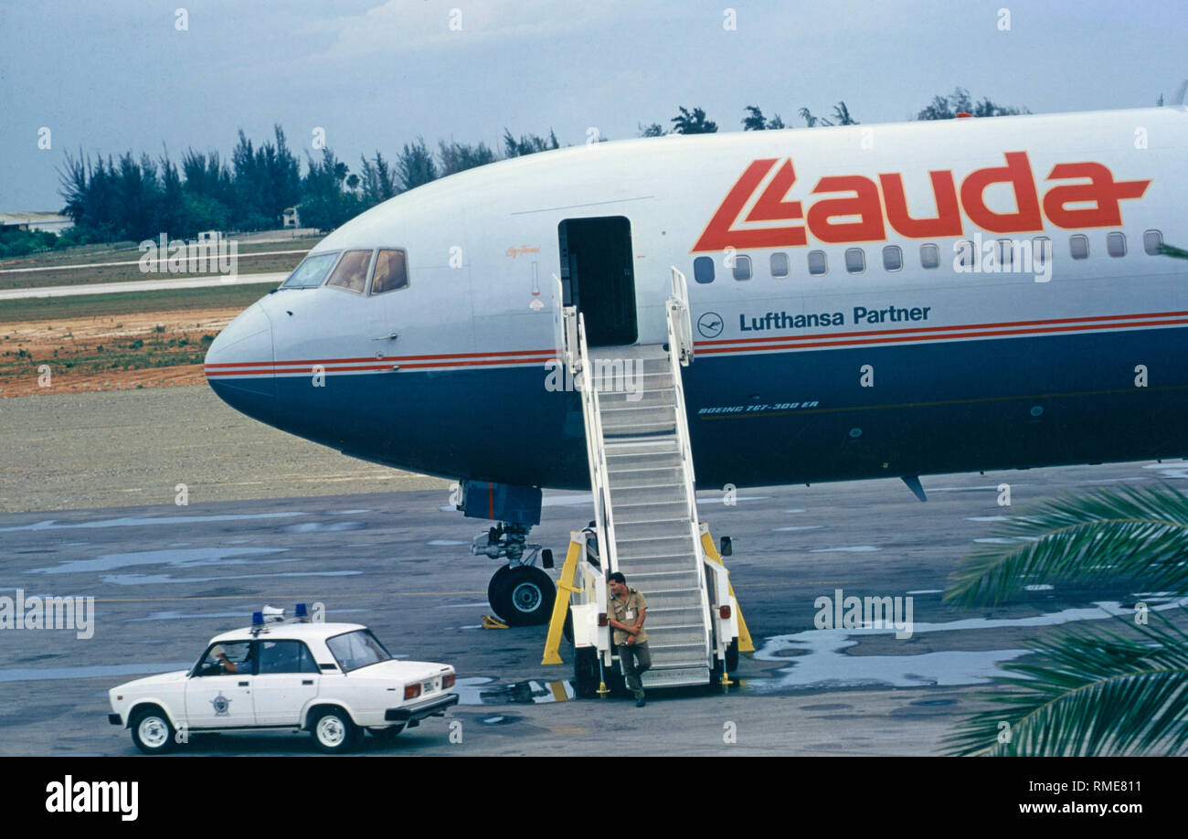 Eine Boeing 767-300ER der Lauda Air auf einen kubanischen Flughafen ...