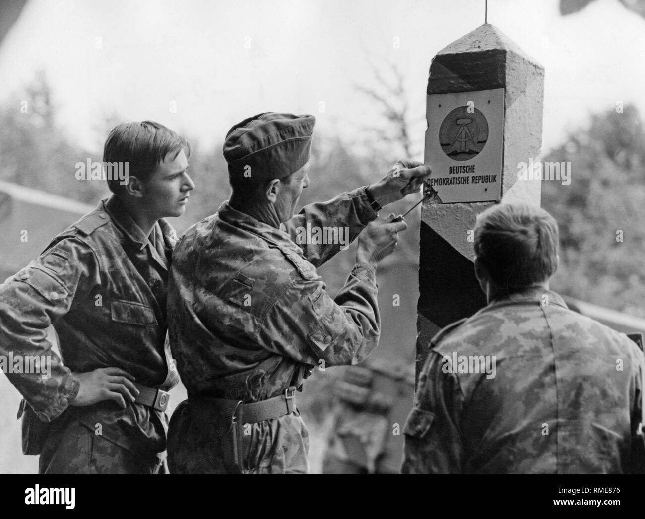 Drei NVA Soldaten durchführen, Kennzeichnung der Arbeit an einer Grenze ...