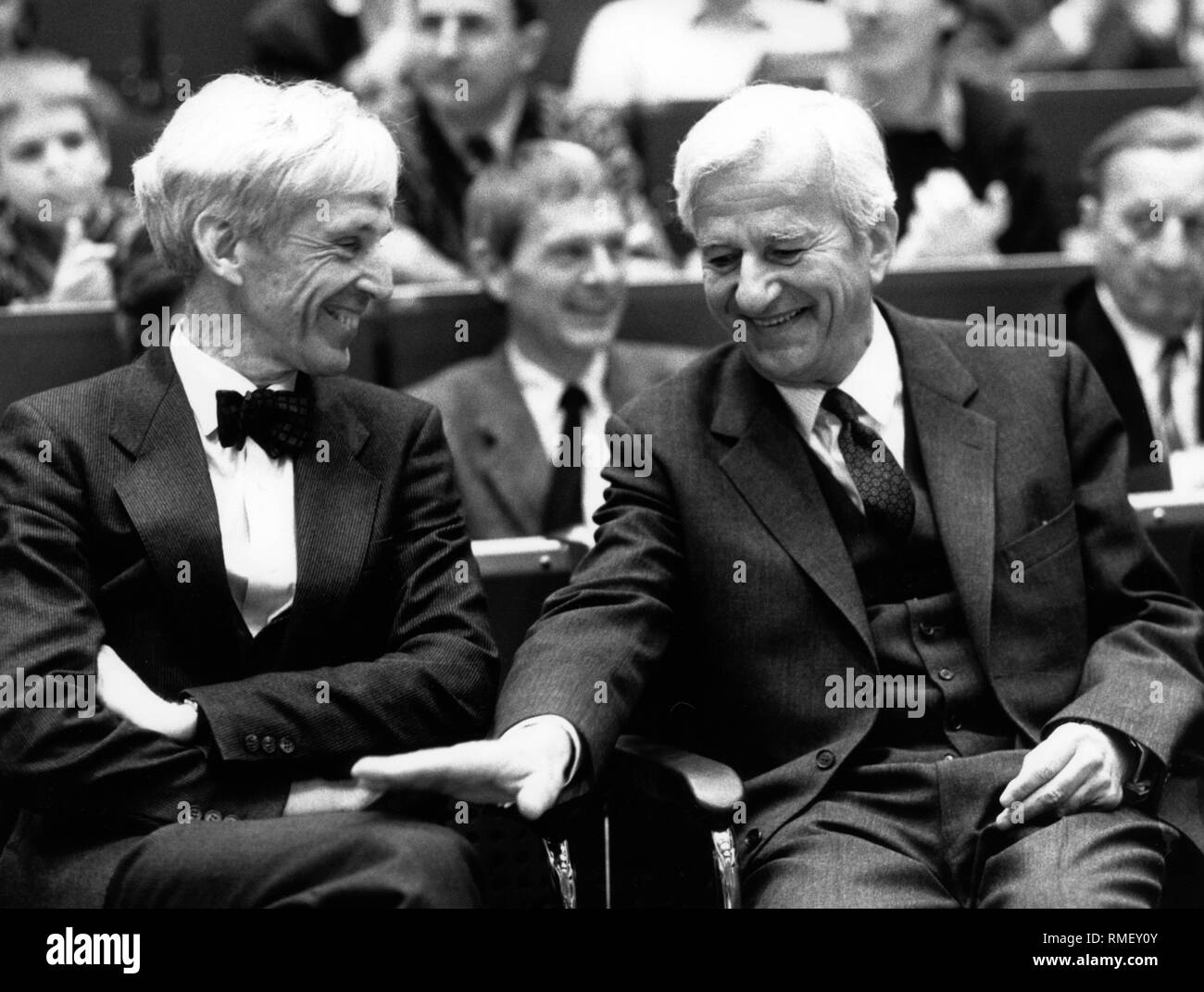 Der Bielefelder Professor Hartmut von Hentig (links) und Richard von ...