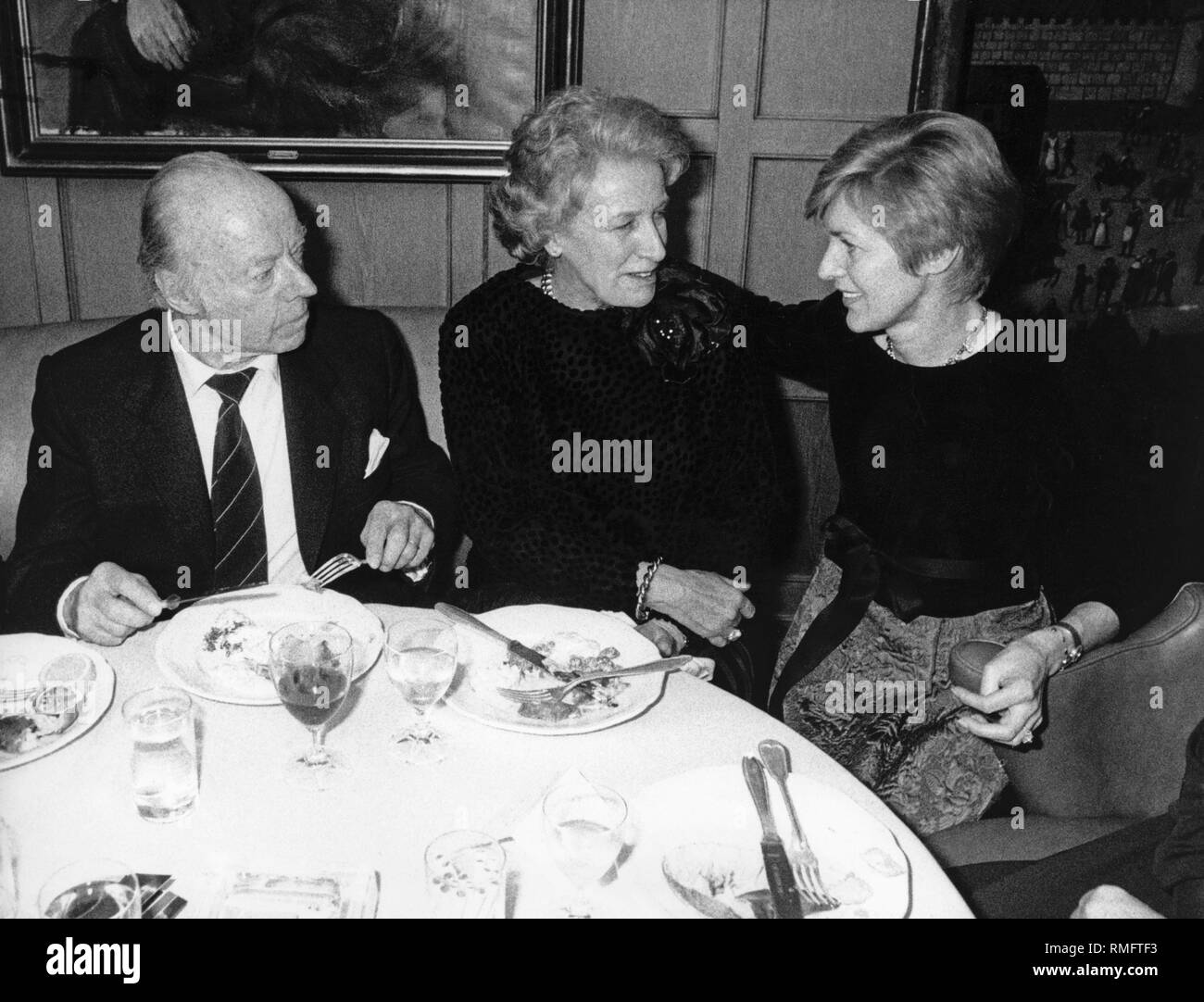 Heinz Ruehmann und seine Frau Hertha Droemer (Mitte) besuchen Sie ...
