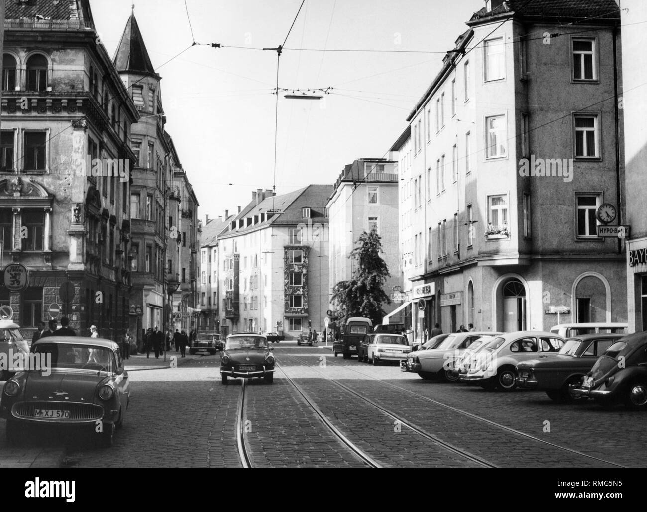 Die thierschstrasse im Stadtteil Lehel, München. Die Straßenbahn ...
