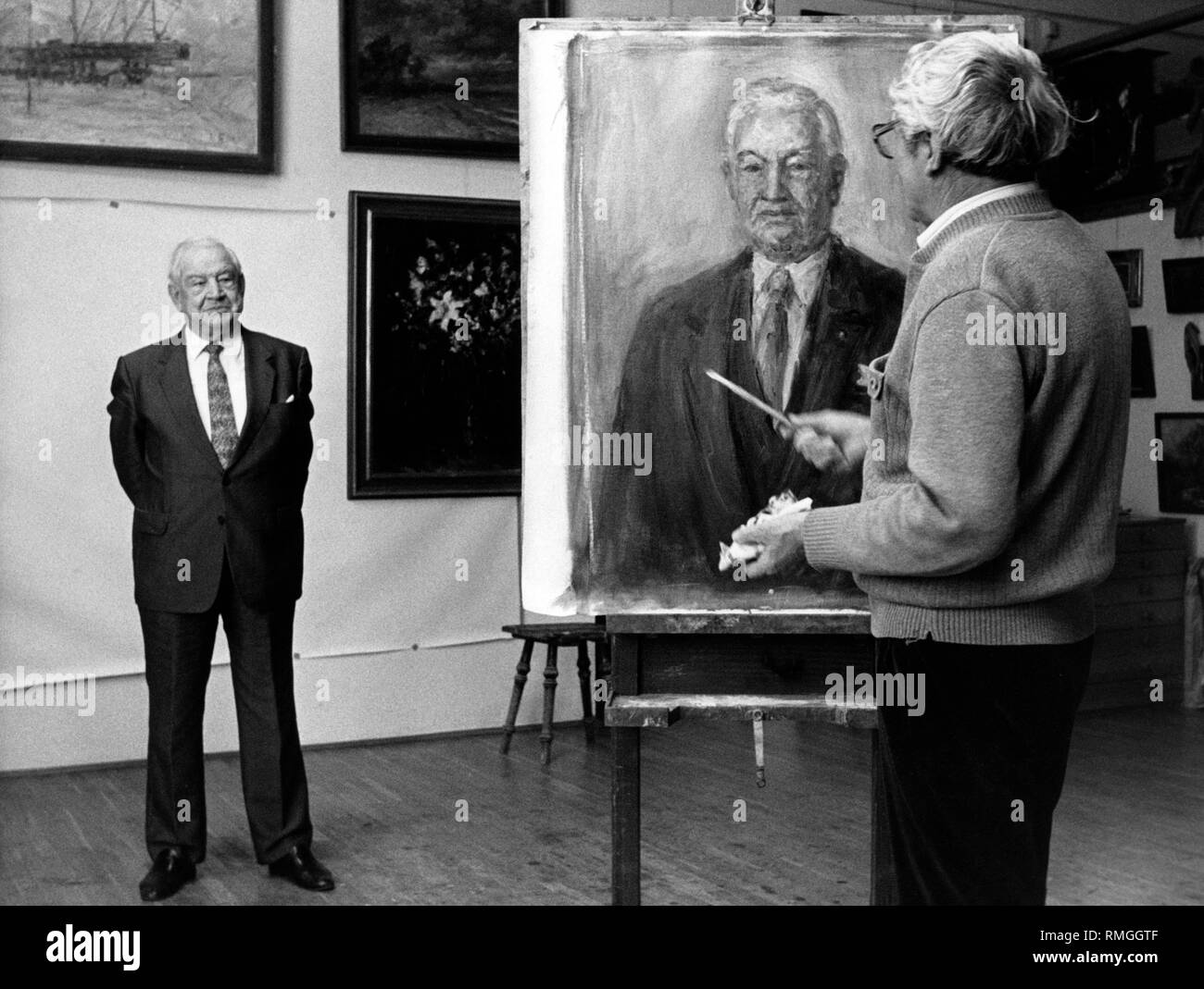 Die Bayerischen Alt-Prime Ministerpräsident Alfons Goppel (l) wird von ...