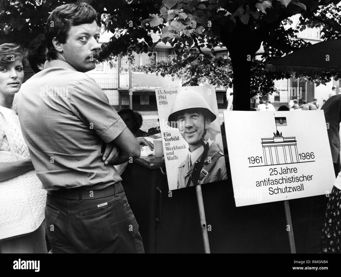 Ost-berliner feiern die "25 Jahre antifaschistischer Schutzwall' ('25 ...