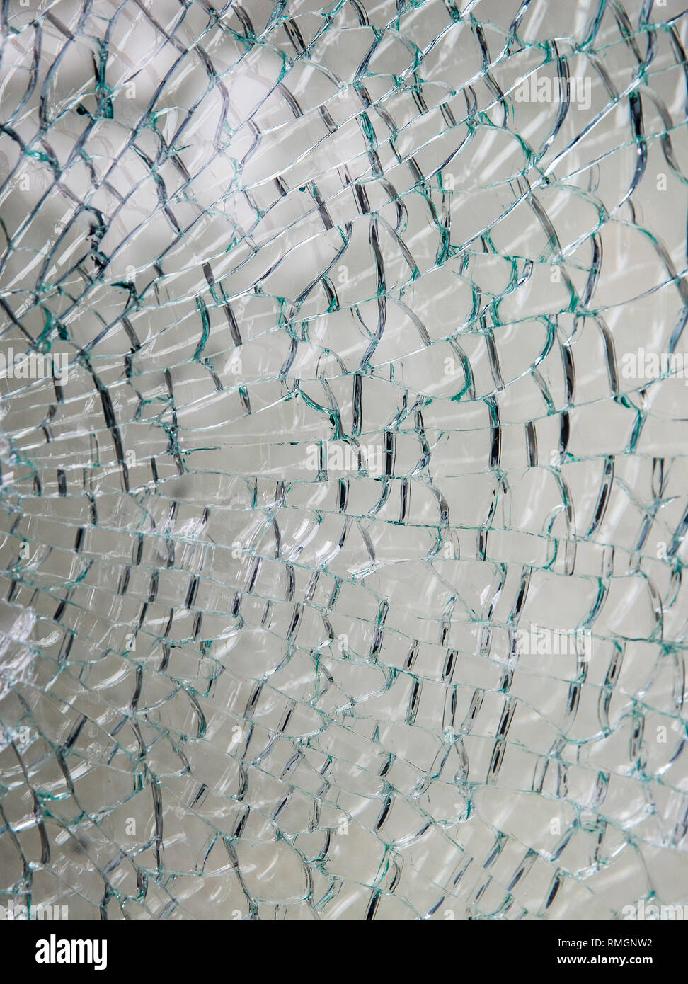 Zerbrochenes Glas. Eine Sicherheitsglasscheibe gehärtetes Glas in ...