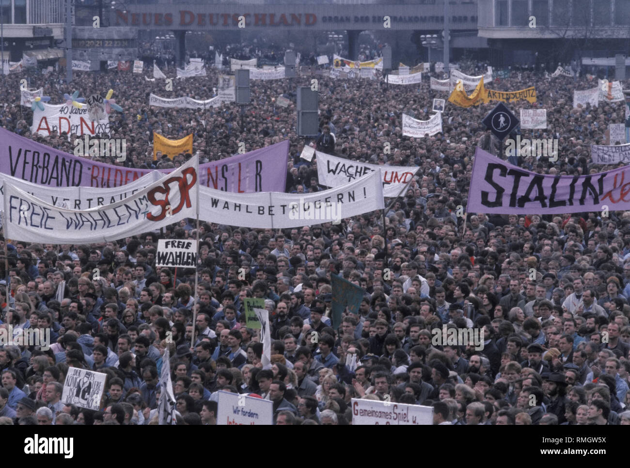 1989 berlin demonstration -Fotos und -Bildmaterial in hoher Auflösung ...