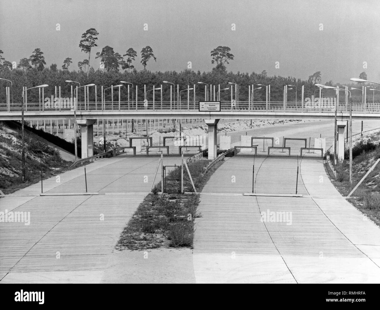 Die Autobahn Berlin - Hamburg eröffnet im November 1982. Hier wird die ...