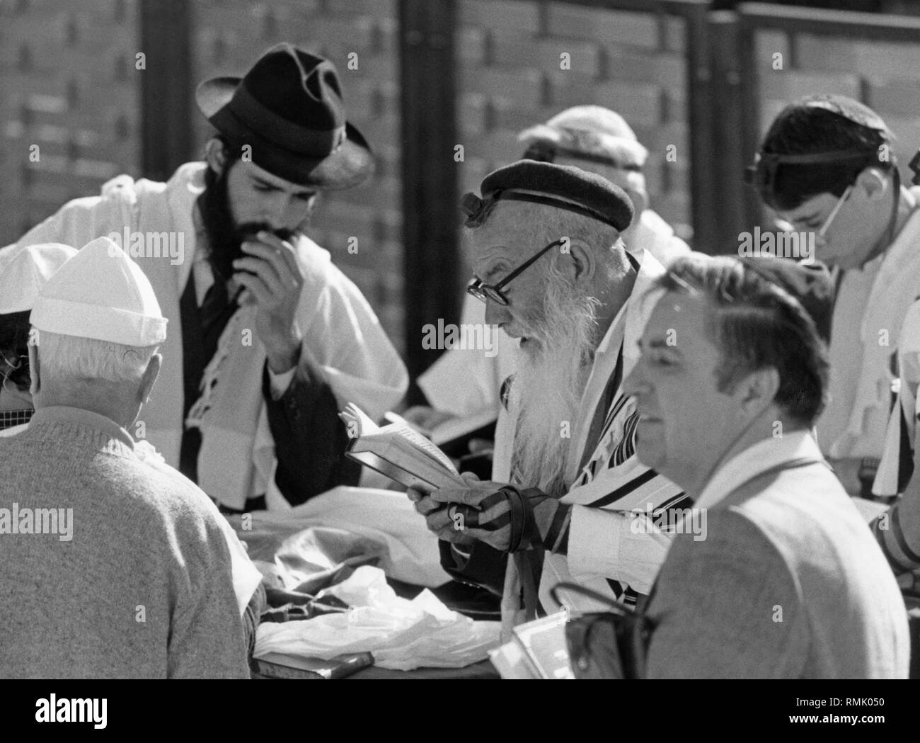 Jerusalem israel judentum gebet Schwarzweiß-Stockfotos und -bilder - Alamy