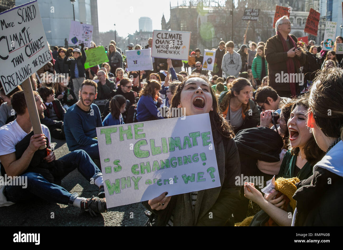 London, Großbritannien. 15 Feb, 2019. Studenten halten den Verkehr vor ...