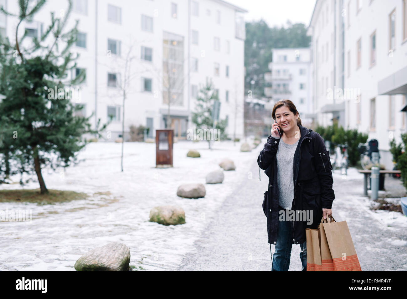 Menschen tragen taschen -Fotos und -Bildmaterial in hoher Auflösung – Alamy