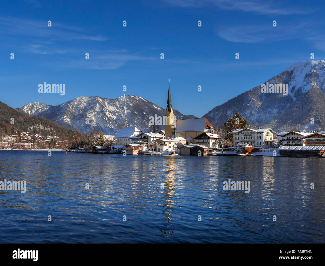 Pfarrkirche St. Laurentius in Rottach Egern am Tegernsee im Winter ... Pfarrkirche St. Laurentius in Rottach Egern am Tegernsee im Winter ...