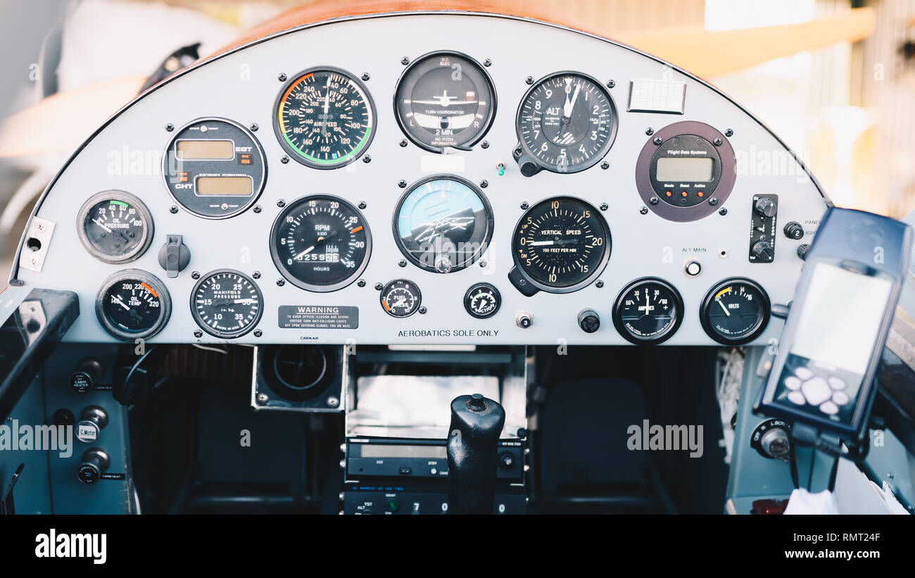 Alte Flugzeug Cockpit Instrumente Stockfotos und -bilder Kaufen - Alamy