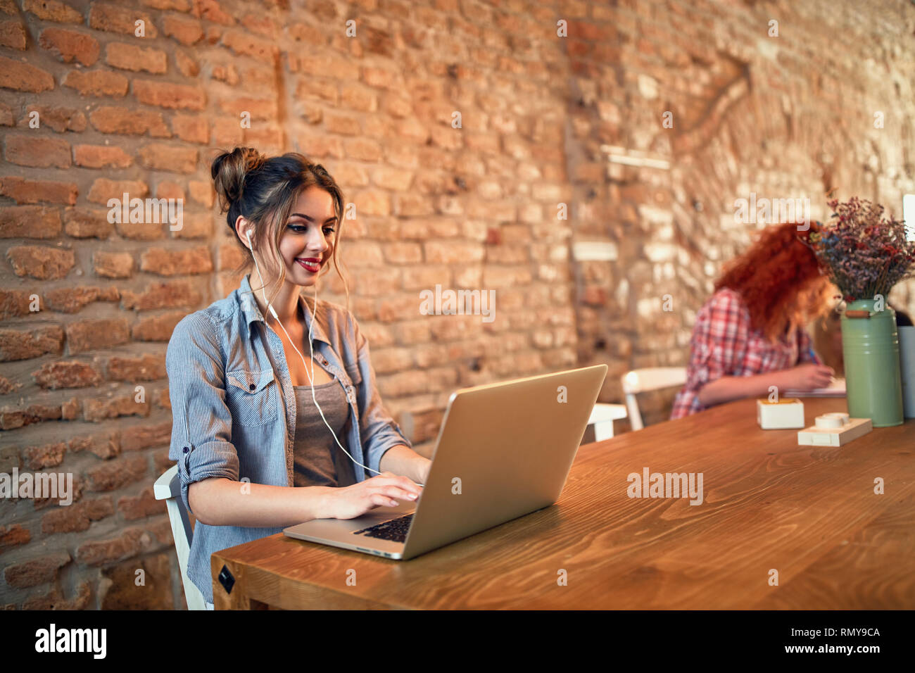 Attraktive jugendliche -Fotos und -Bildmaterial in hoher Auflösung – Alamy