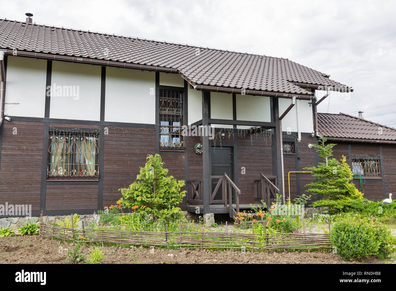 Vordere private holzfassade -Fotos und -Bildmaterial in hoher Auflösung – Alamy