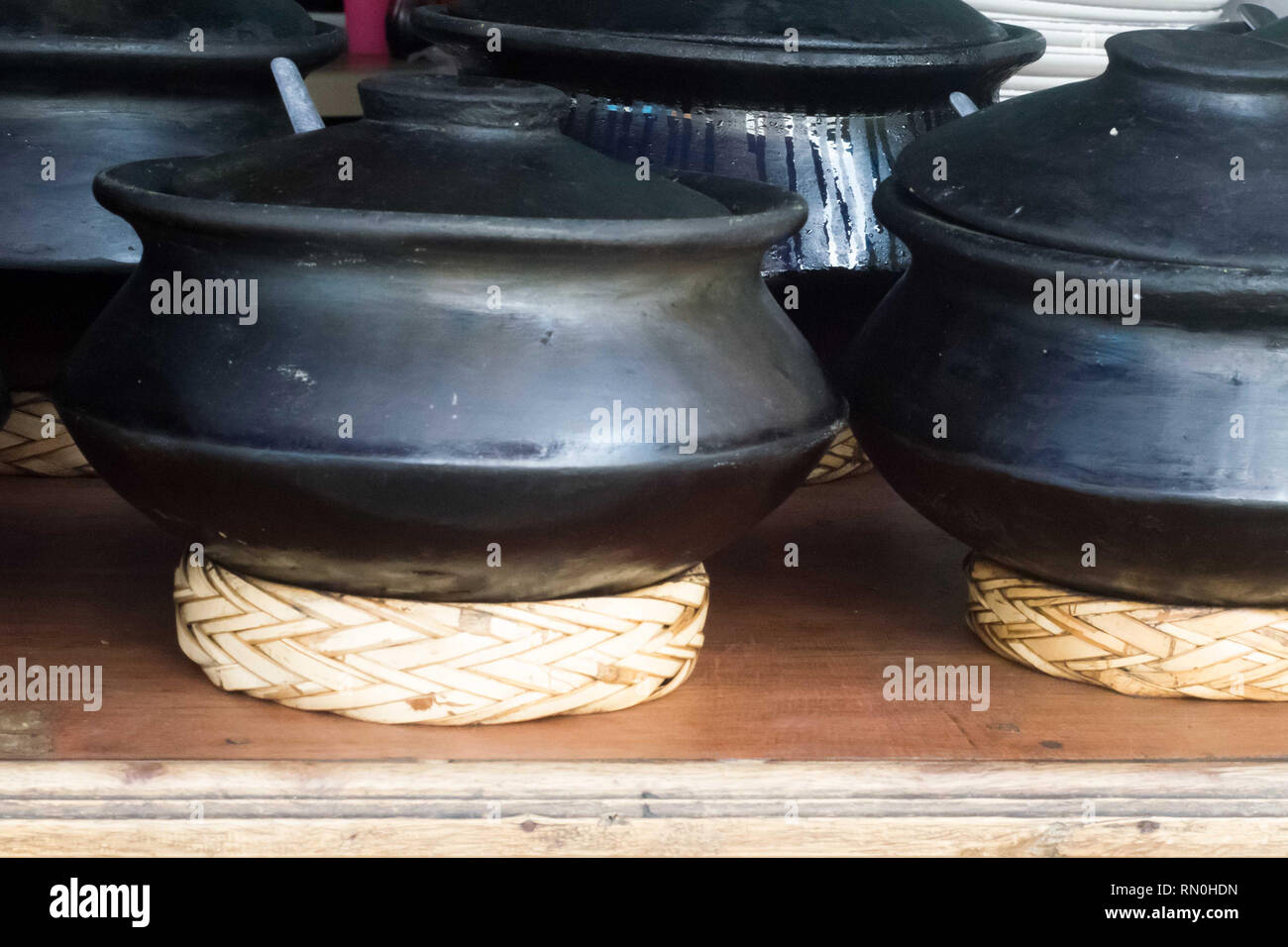 Traditionelle schwarze Lehm Töpfe für das Essen auf einer Linie Bildung ...