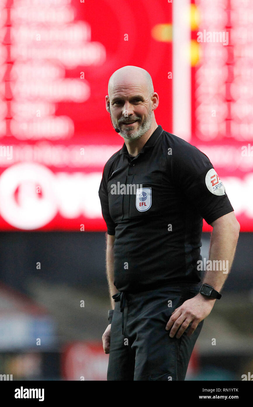 London, Großbritannien. 16. Februar 2019. Schiedsrichter, Kevin Johnson ...