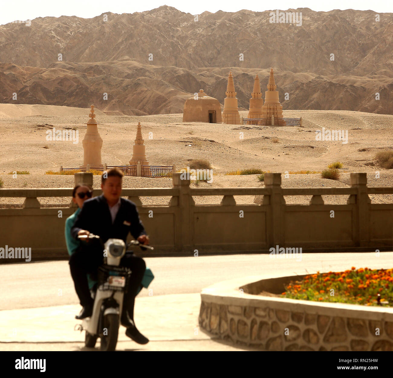 Dunhuang, Gansu, China. 29 Sep, 2018. Religiöse Türme umgeben das Magao ...