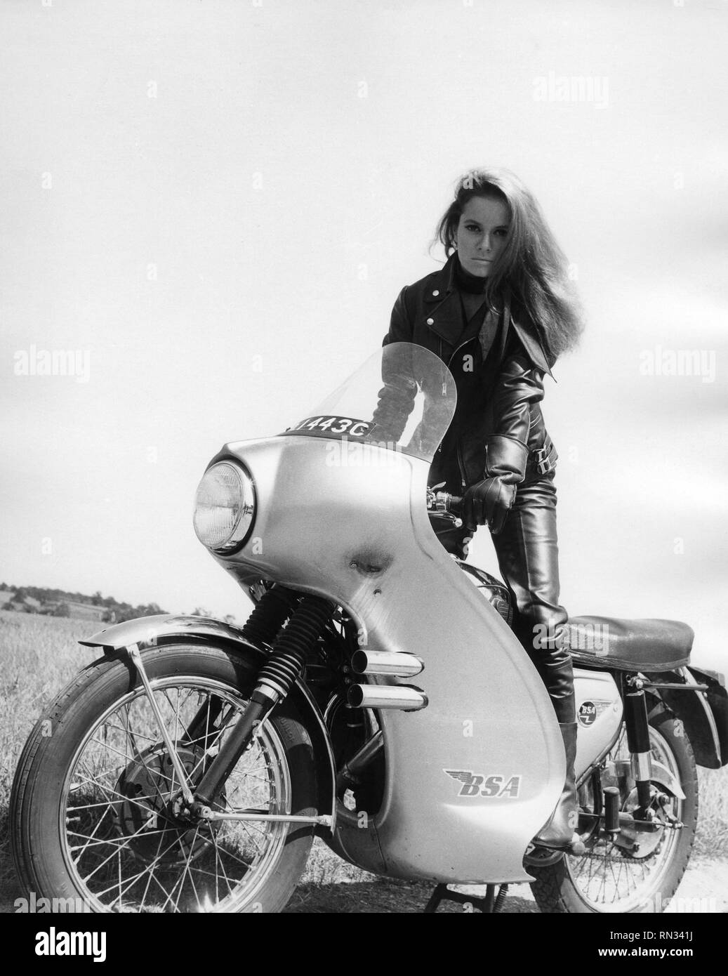 Luciana Paluzzi Bond Stockfotos und -bilder Kaufen - Alamy