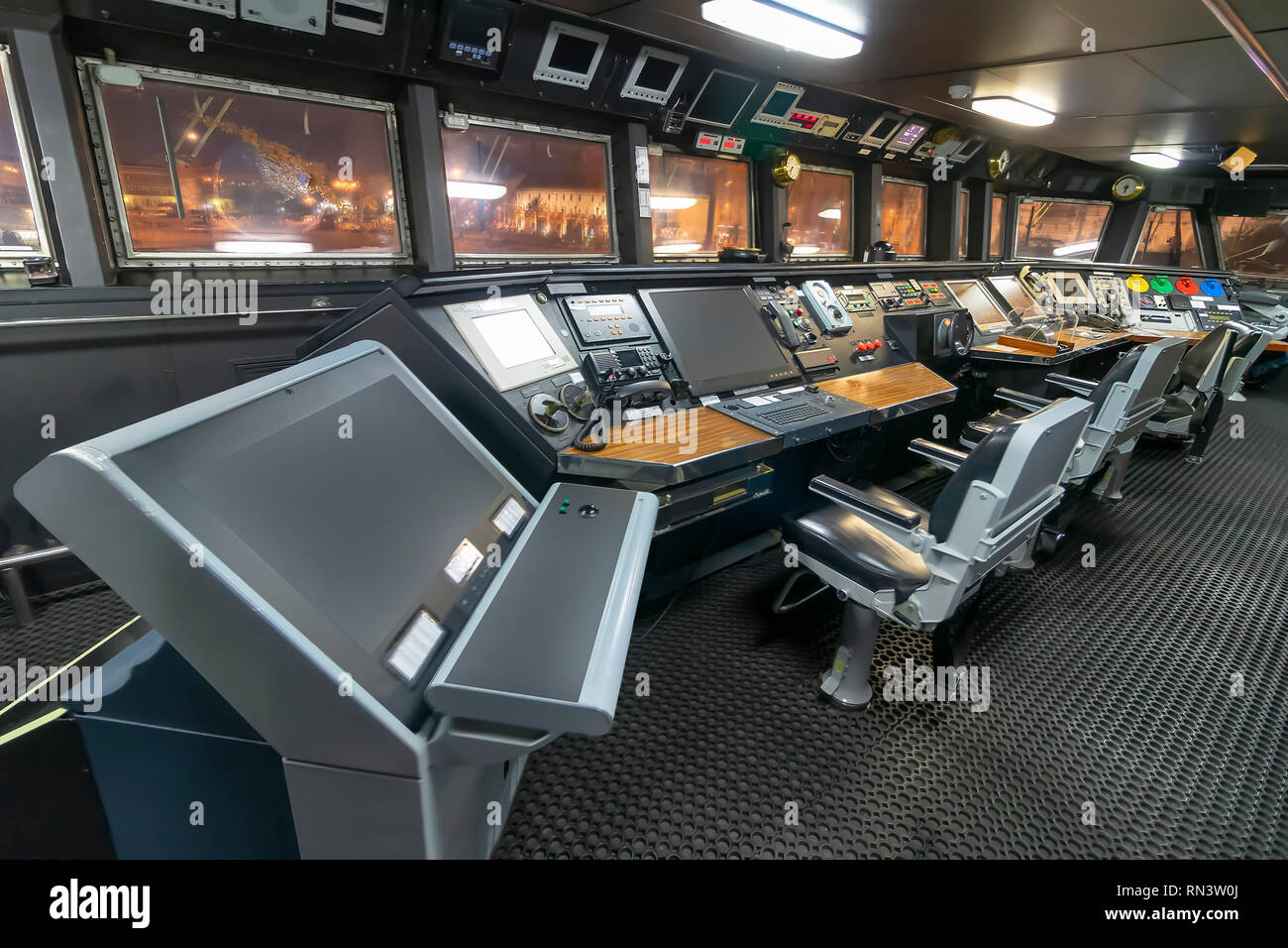 Schiff Control Panel in der Kapitän Brücke Stockfotografie - Alamy