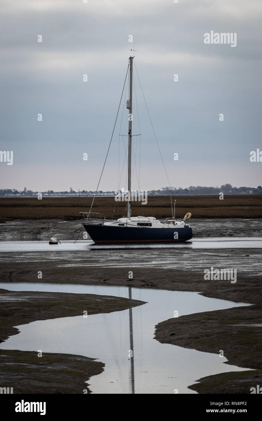 Segelboot bei Ebbe mit Reflexionen im Wasser Stockfotografie - Alamy