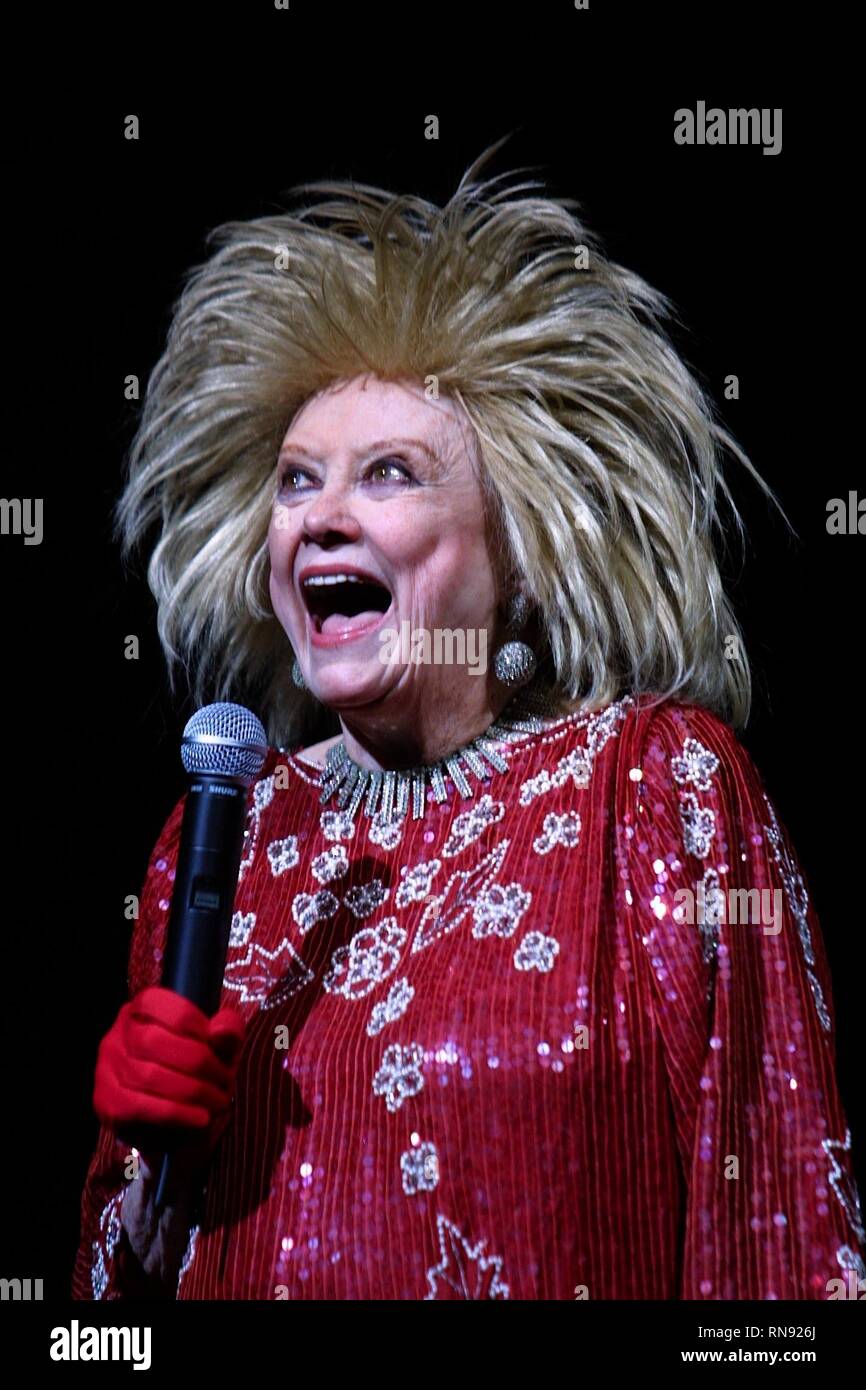 Stand up comedienne -Fotos und -Bildmaterial in hoher Auflösung – Alamy