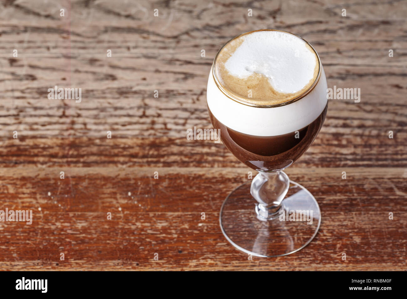 Wiener Kaffee an der Bar im Café. Belebende Getränk auf der Basis von ...