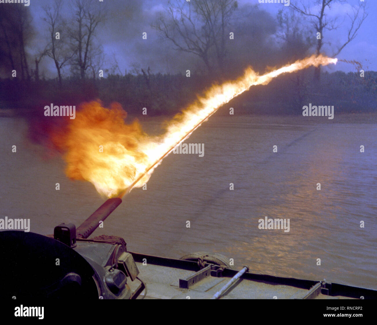 Boot mit flammenwerfer -Fotos und -Bildmaterial in hoher Auflösung – Alamy