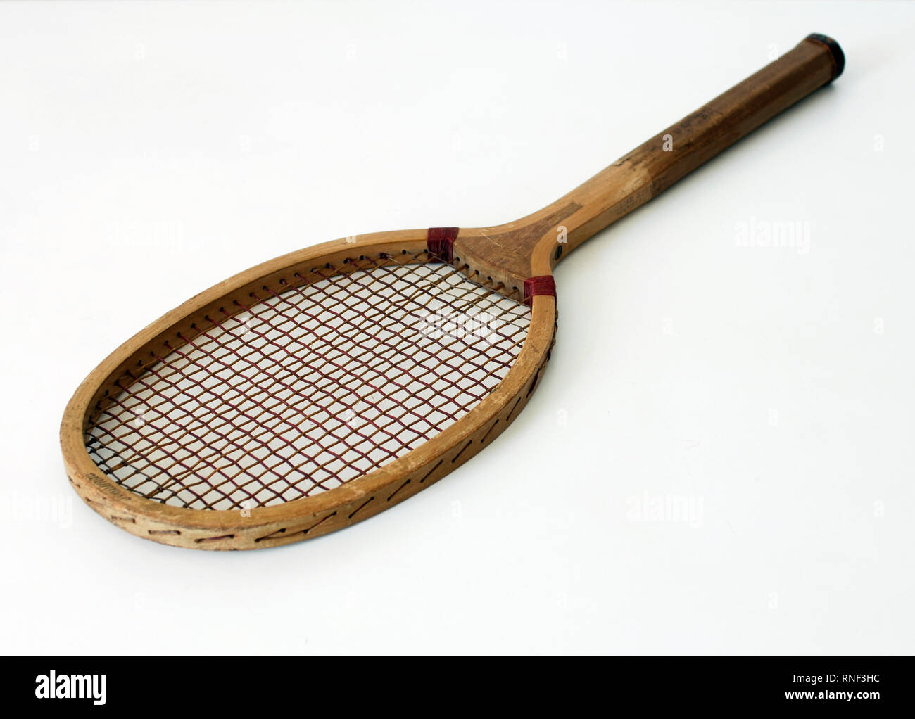 Old fashioned tennis racket -Fotos und -Bildmaterial in hoher Auflösung ...