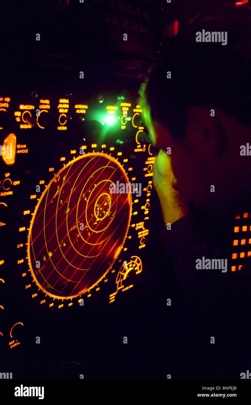 Ein ssgt der Air Force Communications Command (AFCC) überwacht die ...