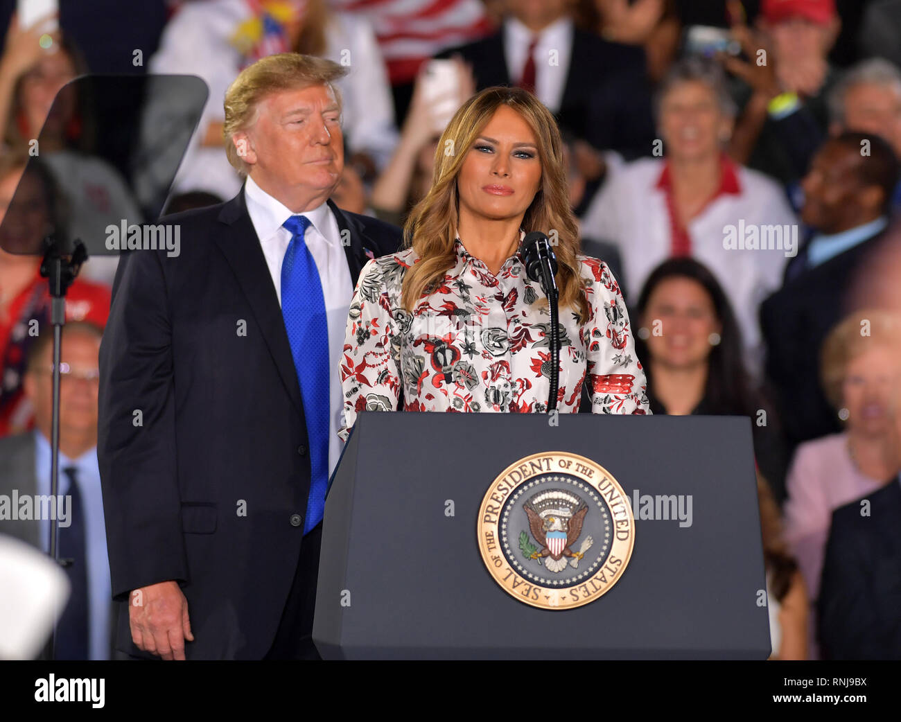MIAMI, FLORIDA - 18. Februar: Präsident Donald Trump und First Lady ...