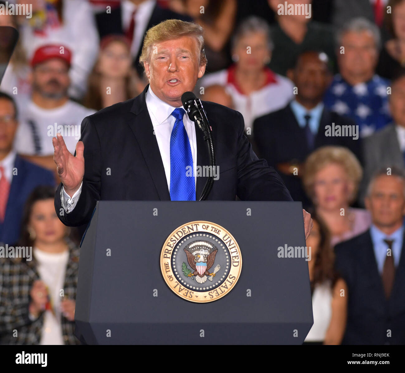MIAMI, FLORIDA - 18. Februar: Präsident Donald Trump und First Lady ...