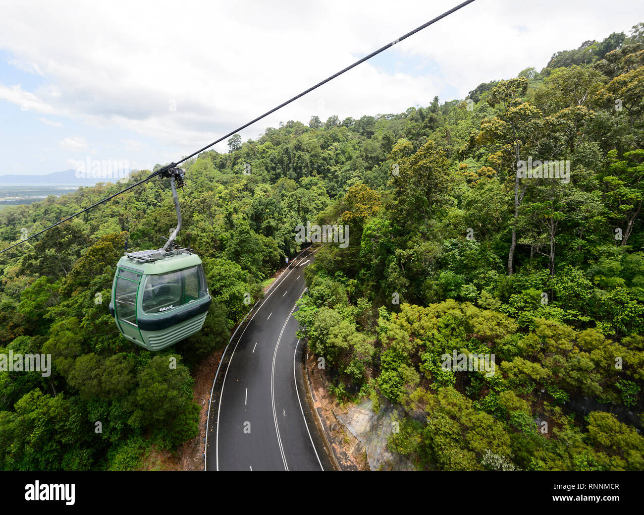 Ein skyrail Gondelbahn über die Straße in die Kuranda Range, Cairns ...