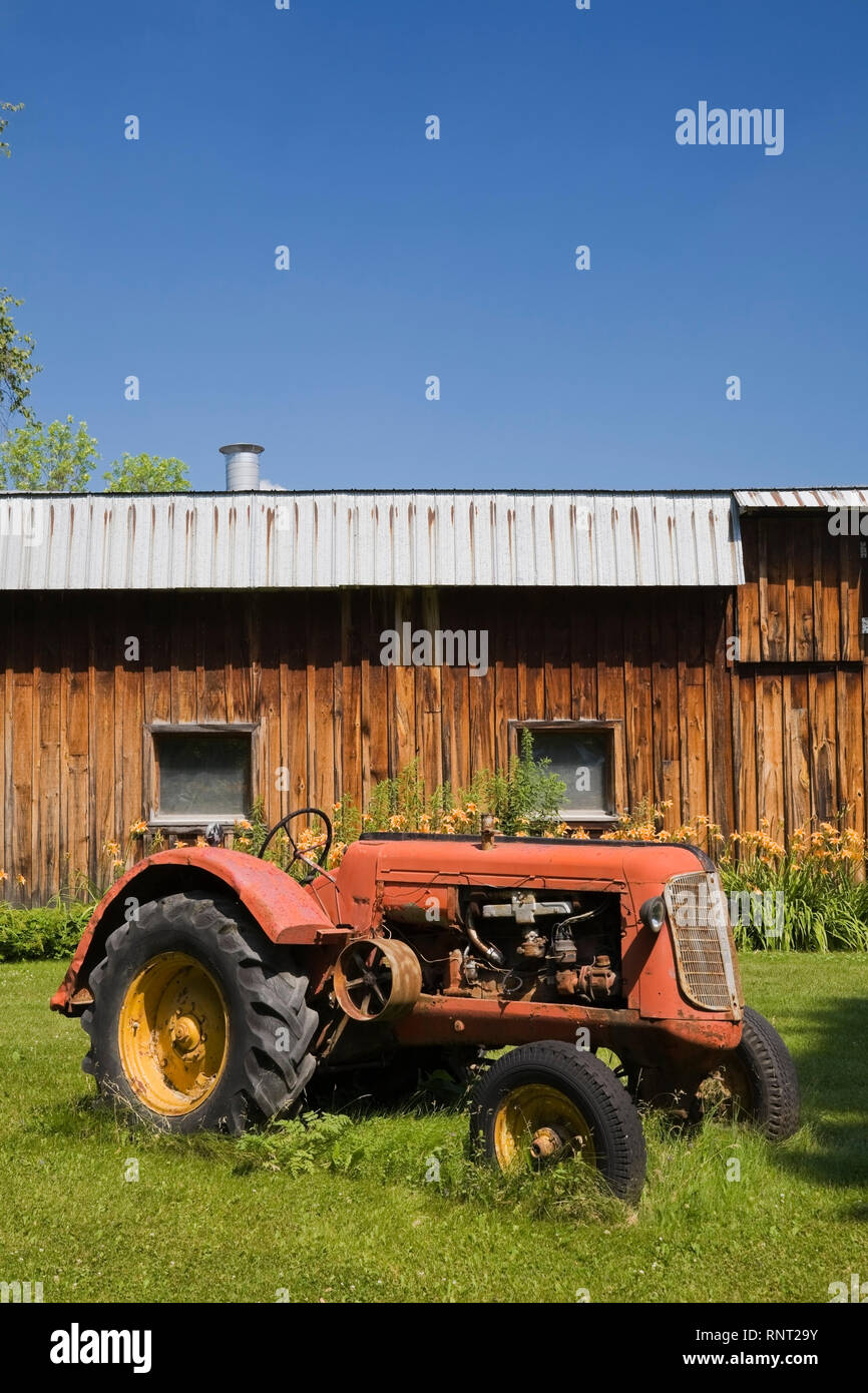Rote scheune und blauer traktor -Fotos und -Bildmaterial in hoher Auflösung – Alamy